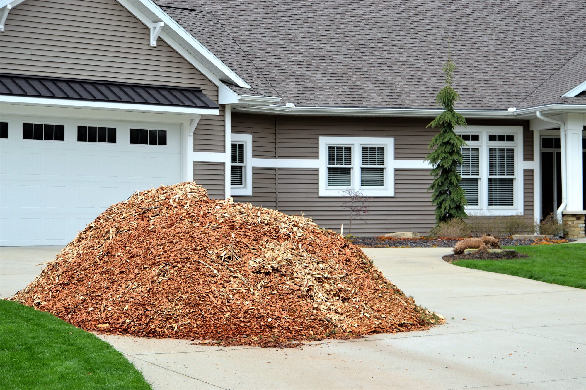 How Much Does Mulch Cost in 2026? - LawnGuru Blog